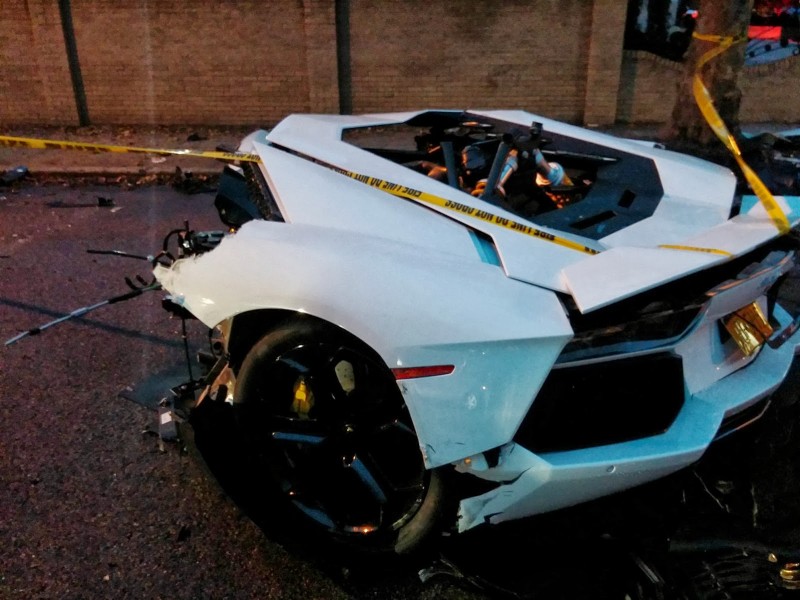 Un Lamborghini Aventador, partido en dos y completamente destrozado