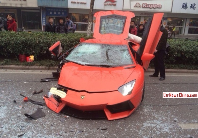 Un Lamborghini Aventador pulverizado tras chocar con un autobús