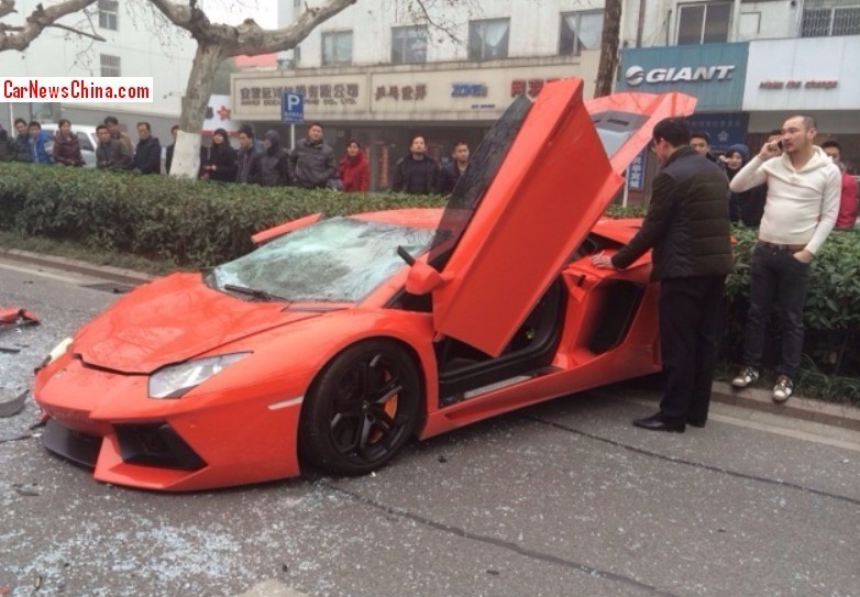 Un Lamborghini Aventador pulverizado tras chocar con un autobús