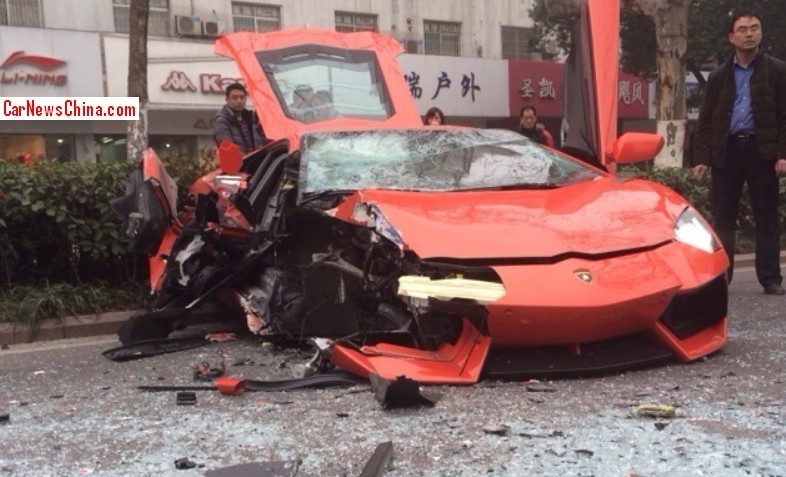 Un Lamborghini Aventador pulverizado tras chocar con un autobús