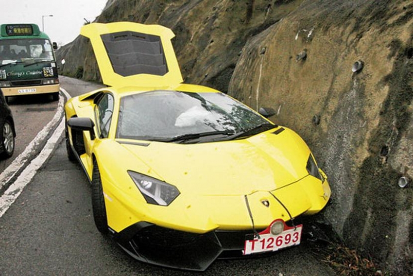 Un Lamborghini Aventador LP720-4 50 Anniversario sufre un accidente en ...
