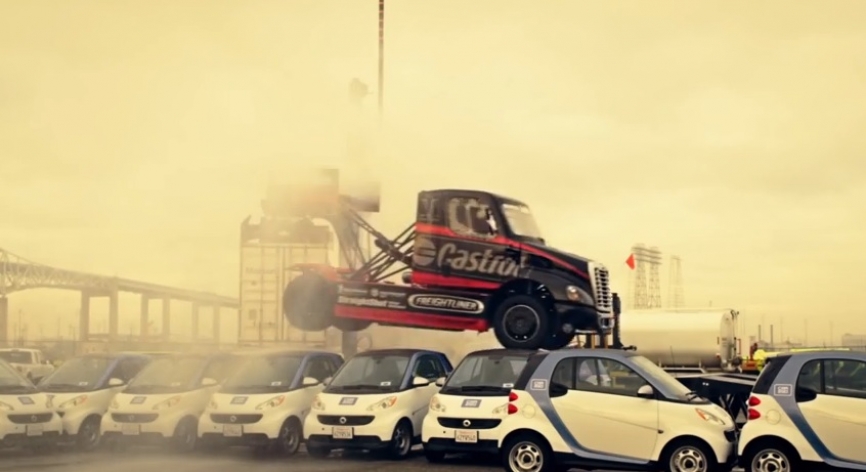 Espectacular Gymkhana de Mike Ryan a bordo de un camión Freightliner