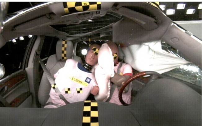 ZF presenta su airbag central delantero - Motor.es