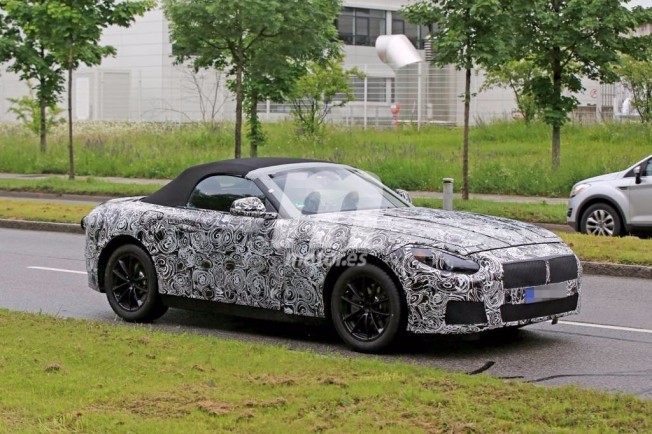 El esperado BMW Z5 Roadster rompe su silencio y volvemos a cazarlo ...
