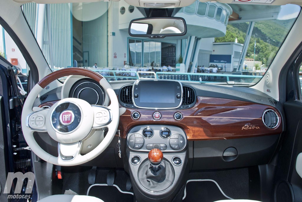 Conociendo al Fiat 500 Riva en Sarnico, Italia