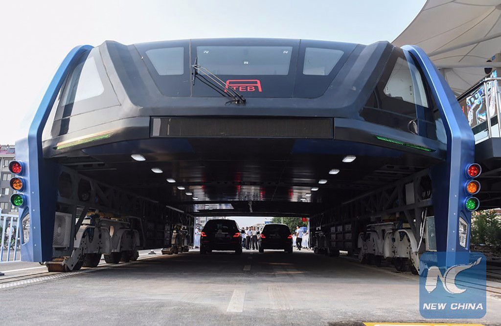 China estrena su autobús gigante y eléctrico que no interfiere en el ...