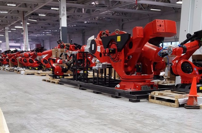 Tesla se hace con un regimiento de «Kukabots» para producir el nuevo ...