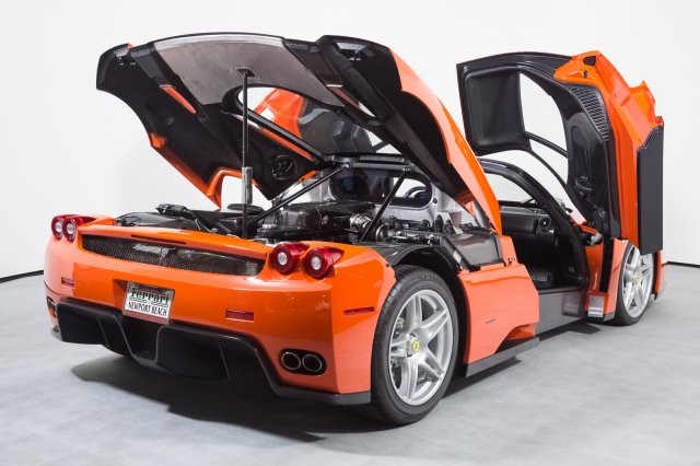 Dos unidades muy raras del Ferrari Enzo a la venta: ¿naranja o negro?