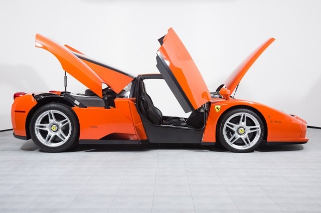 Dos unidades muy raras del Ferrari Enzo a la venta: ¿naranja o negro?