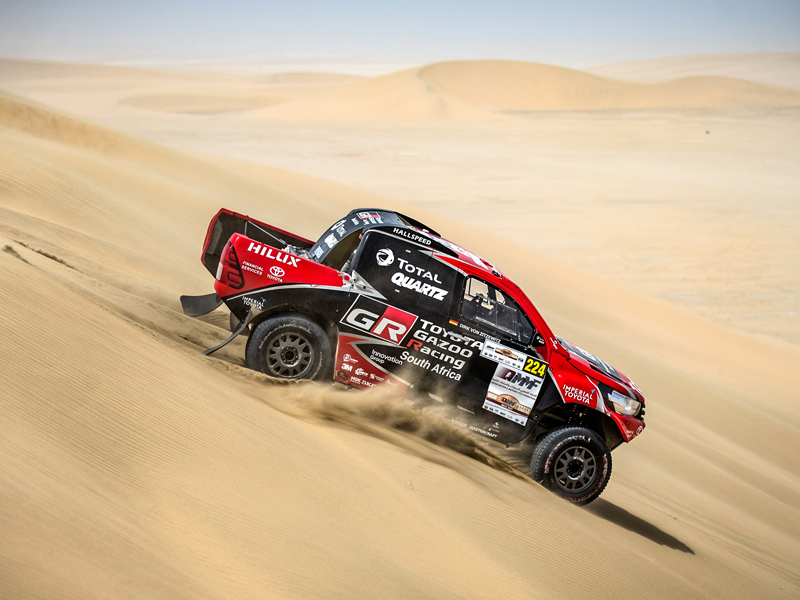 Los Toyota Hilux 4x4 oficiales no disputan el Silk Way Rally
