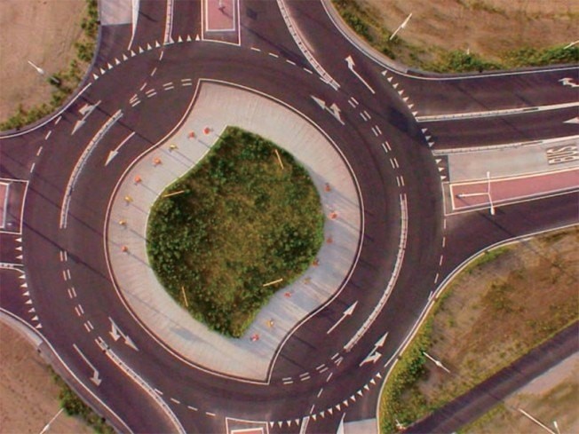 ¿Cómo circular en una turbo rotonda? - Motor.es