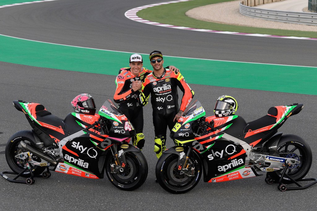 Aprilia muestra sus colores antes del test de MotoGP en Qatar