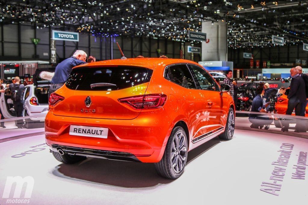 Peugeot 208 vs Renault Clio, duelo de utilitarios franceses en Ginebra