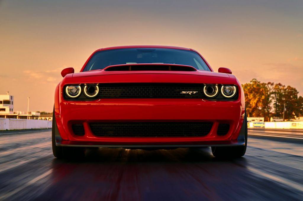 Drag race: Dodge Challenger Hellcat vs Dodge Challenger Demon