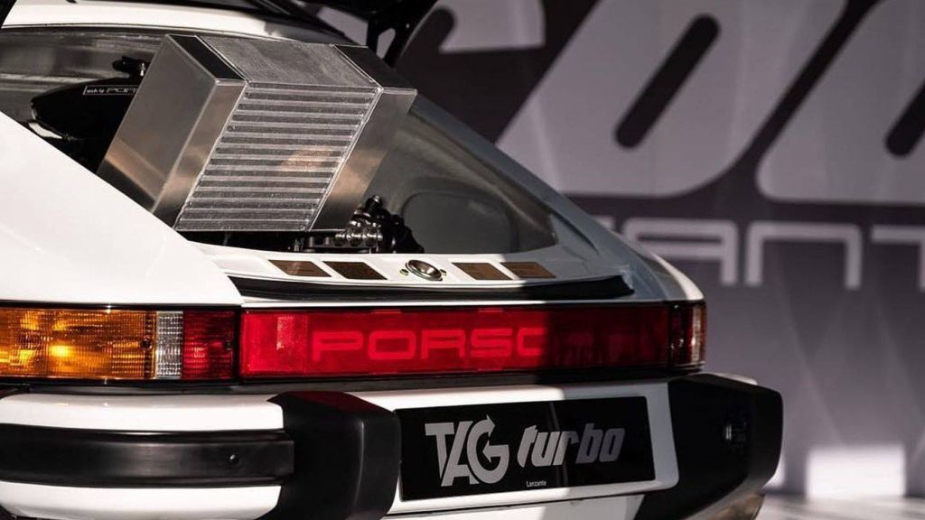 El primer Porsche 911 TAG Turbo con motor de F1 rodó en Goodwood [vídeo]