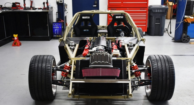 El Factory Five F9R es un monstruo para pista con un V12 de 9.5 litros ...