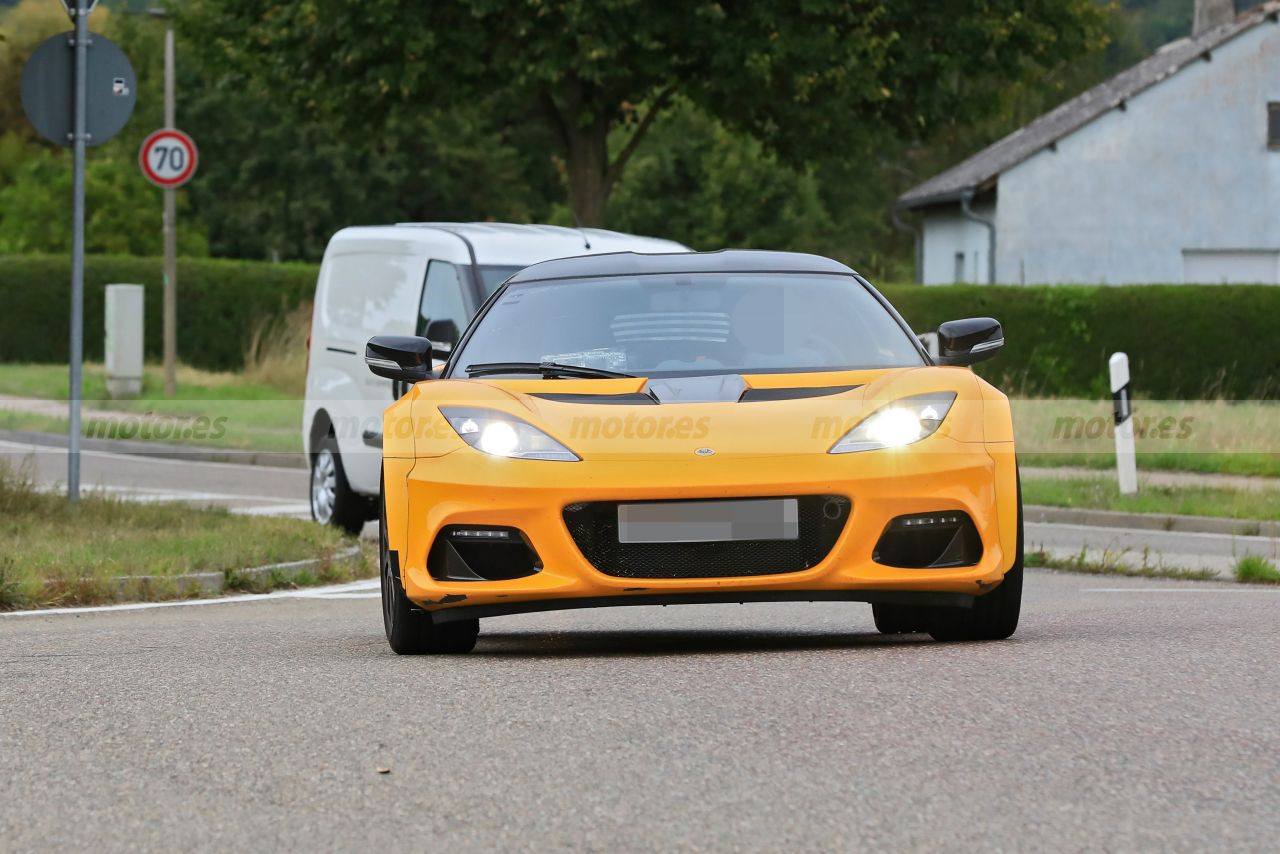 La mula del futuro Lotus Type 131 con todo detalle en nuevas fotos espía