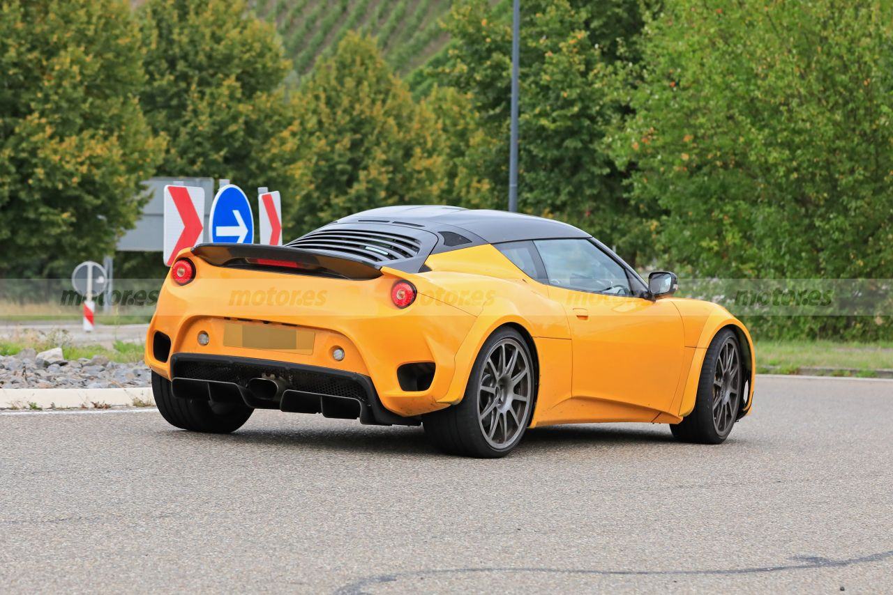 La mula del futuro Lotus Type 131 con todo detalle en nuevas fotos espía