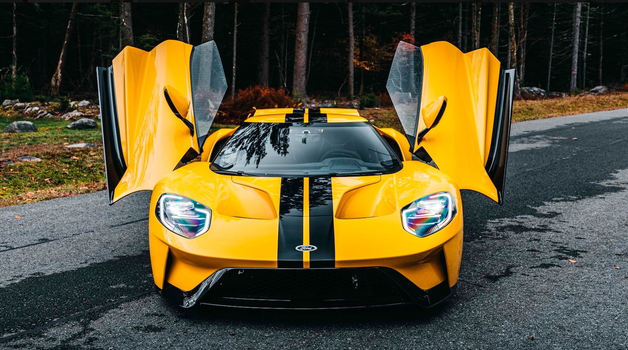 Dos raros Ford GT de 2005 y 2018 casi gemelos a subasta ¿Con cuál te ...