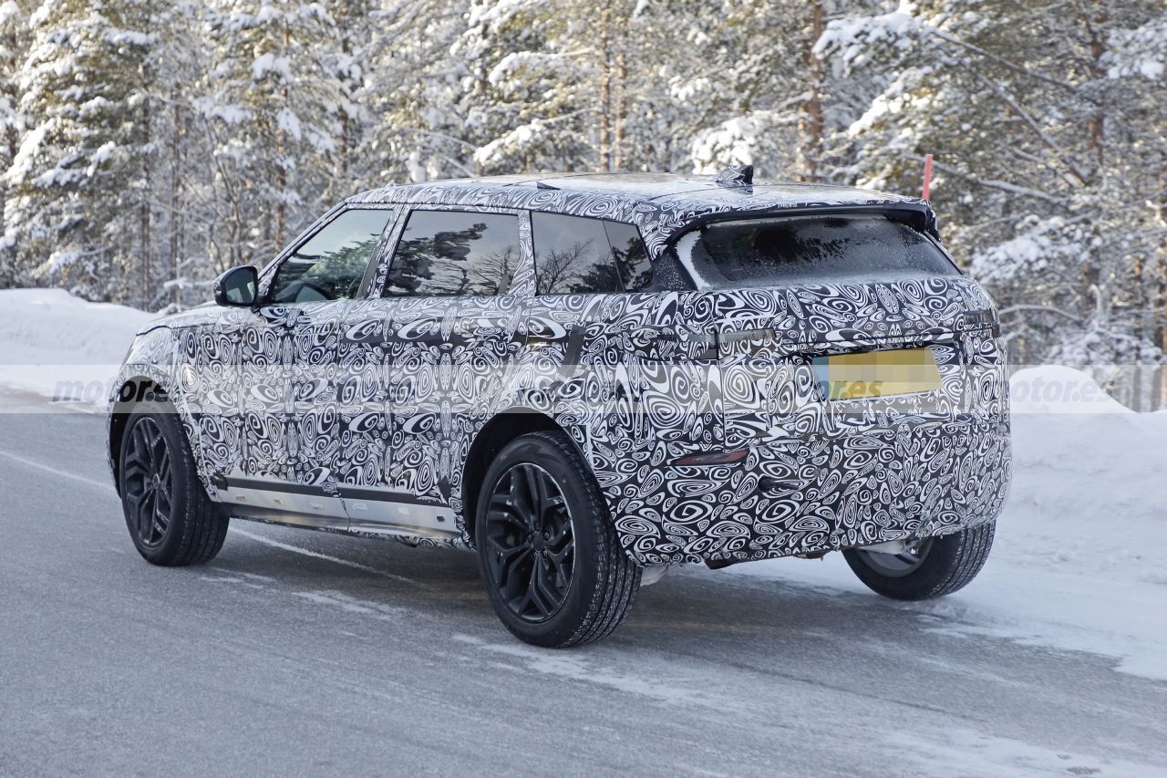 El nuevo Range Rover Evoque LWB 2022, avistado en las pruebas de invierno