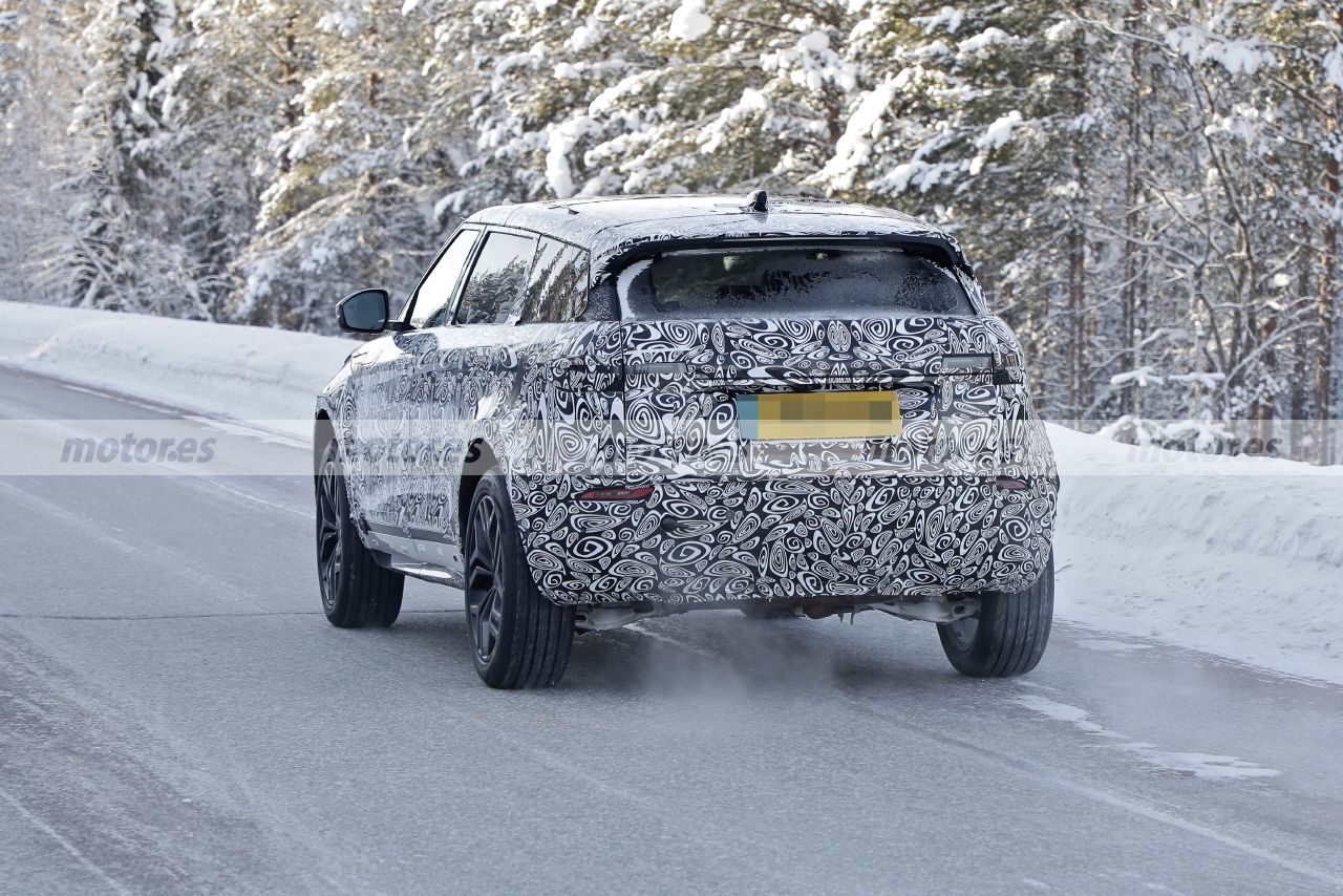 El nuevo Range Rover Evoque LWB 2022, avistado en las pruebas de invierno
