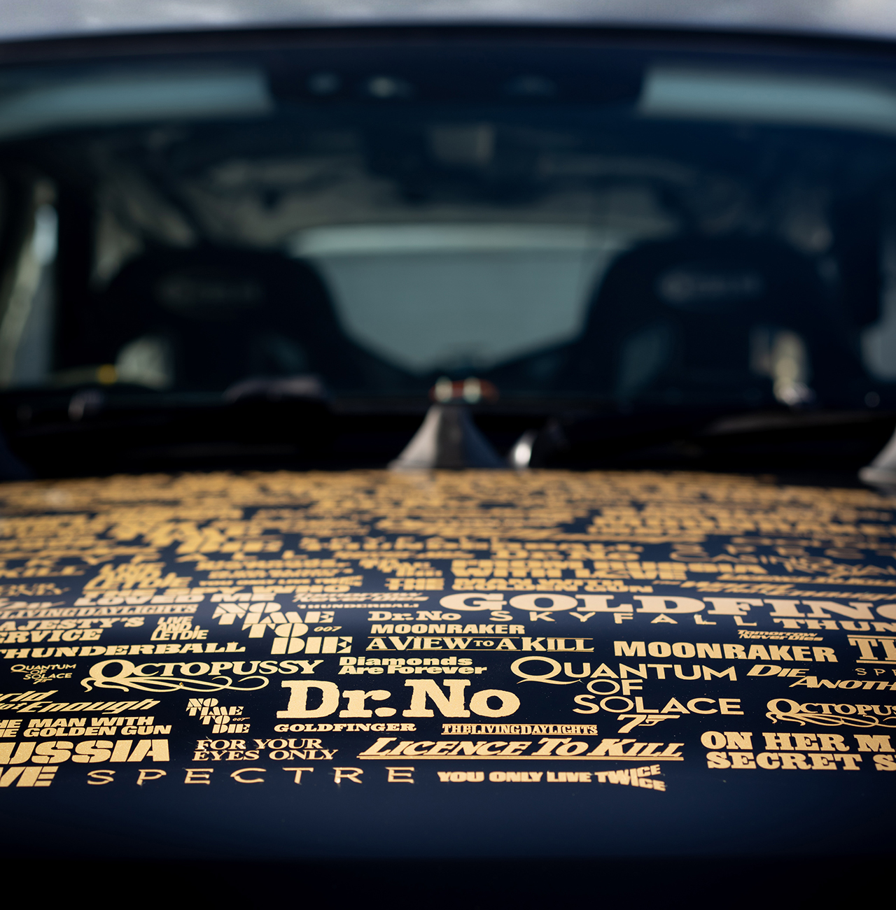 Bowler presenta el Land Rover Bond Defender exclusivo para competición