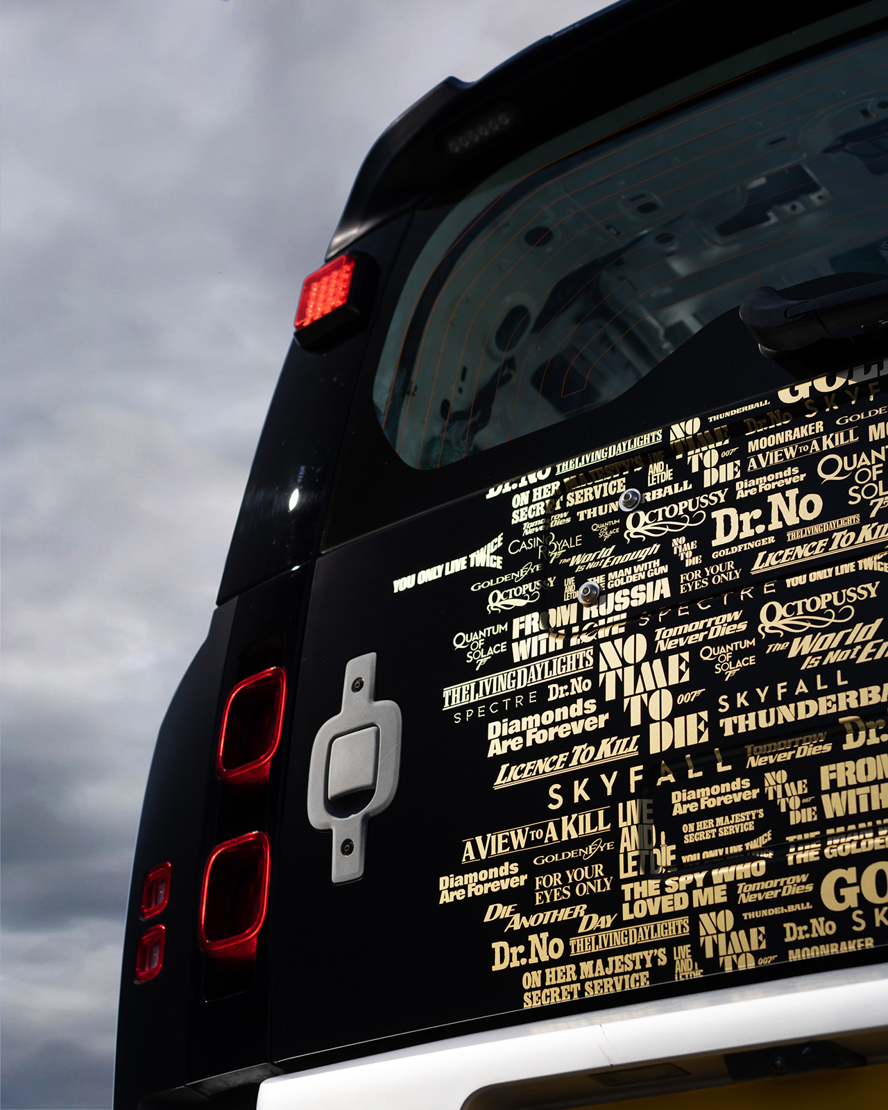 Bowler presenta el Land Rover Bond Defender exclusivo para competición