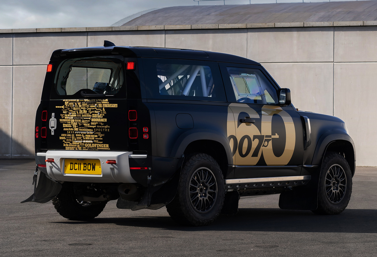 Bowler presenta el Land Rover Bond Defender exclusivo para competición