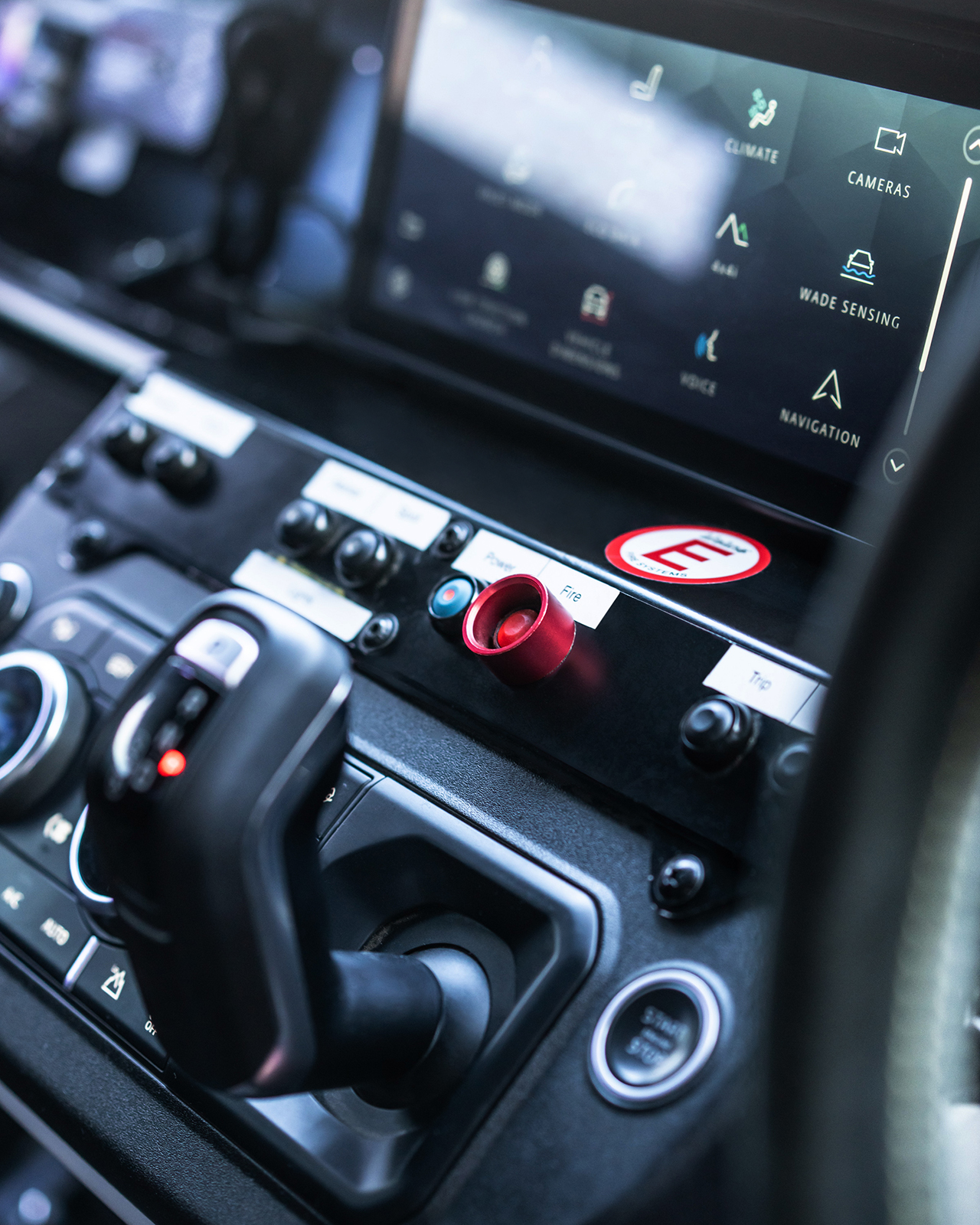 Bowler presenta el Land Rover Bond Defender exclusivo para competición