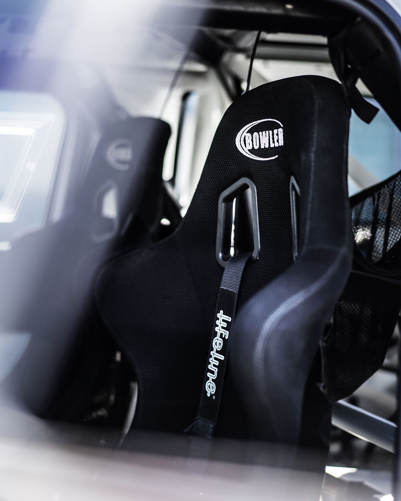 Bowler presenta el Land Rover Bond Defender exclusivo para competición