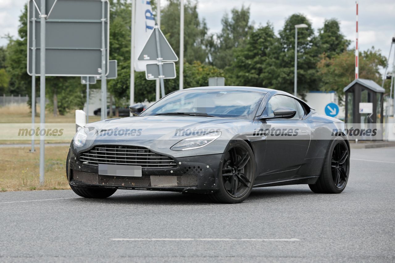 El Aston Martin DB11 2024 se deja ver en fotos espía con una primeriza mula