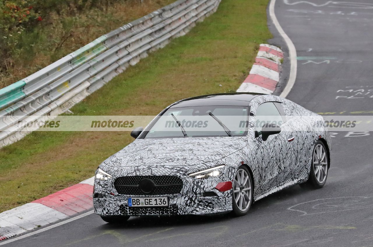 Asómate al interior del nuevo Mercedes Clase CLE Coupé en estas fotos espía