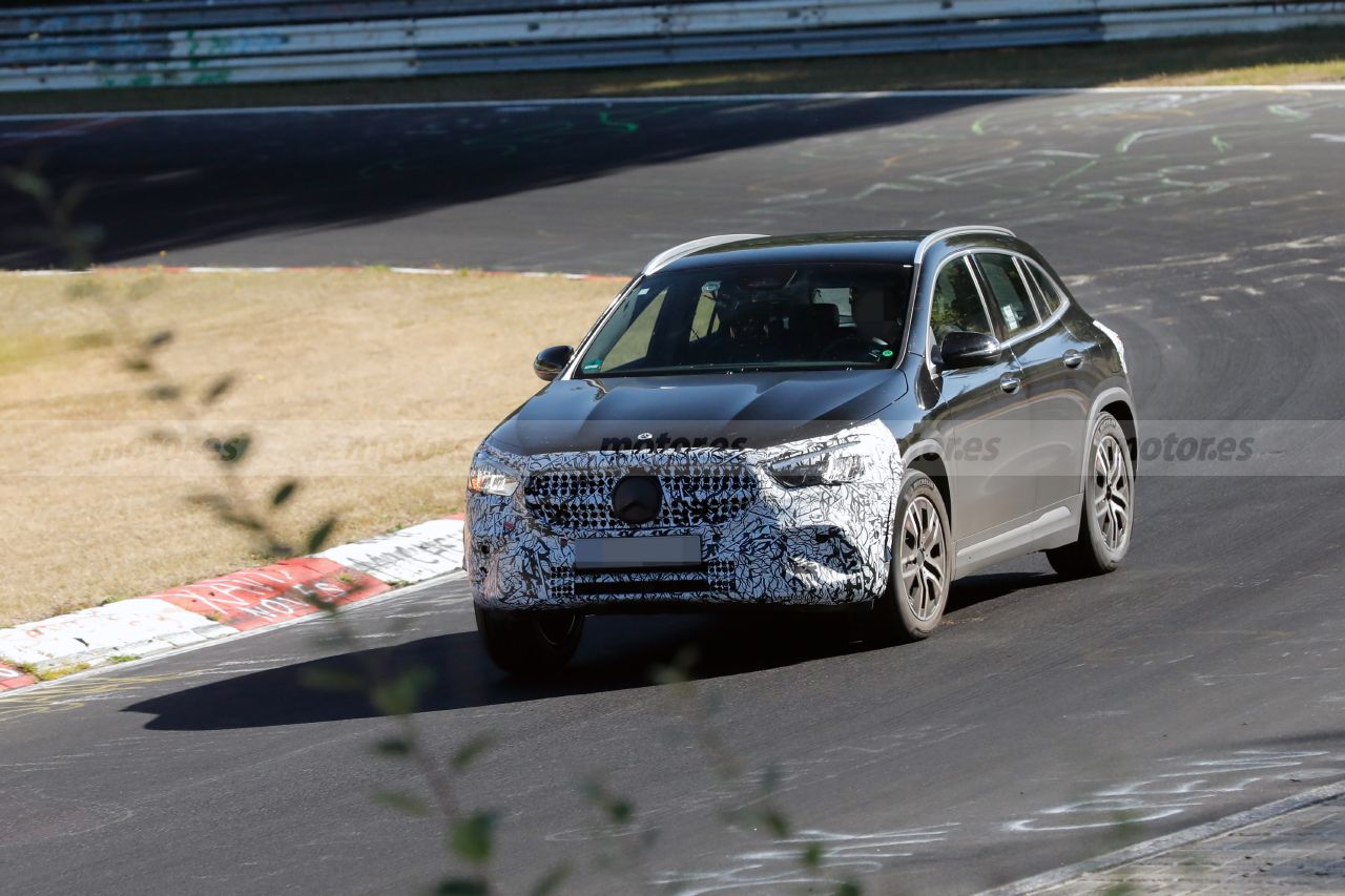 El Mercedes GLA Facelift 2023 se deja ver en un par de vueltas a ...