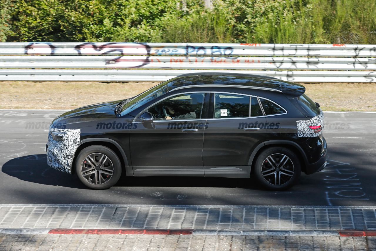 El Mercedes GLA Facelift 2023 se deja ver en un par de vueltas a ...