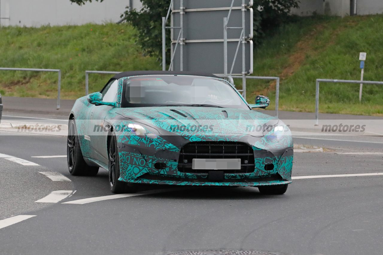 El nuevo Aston Martin DB12 Volante 2025 posa por primera vez en fotos espía cerca de Nürburgring