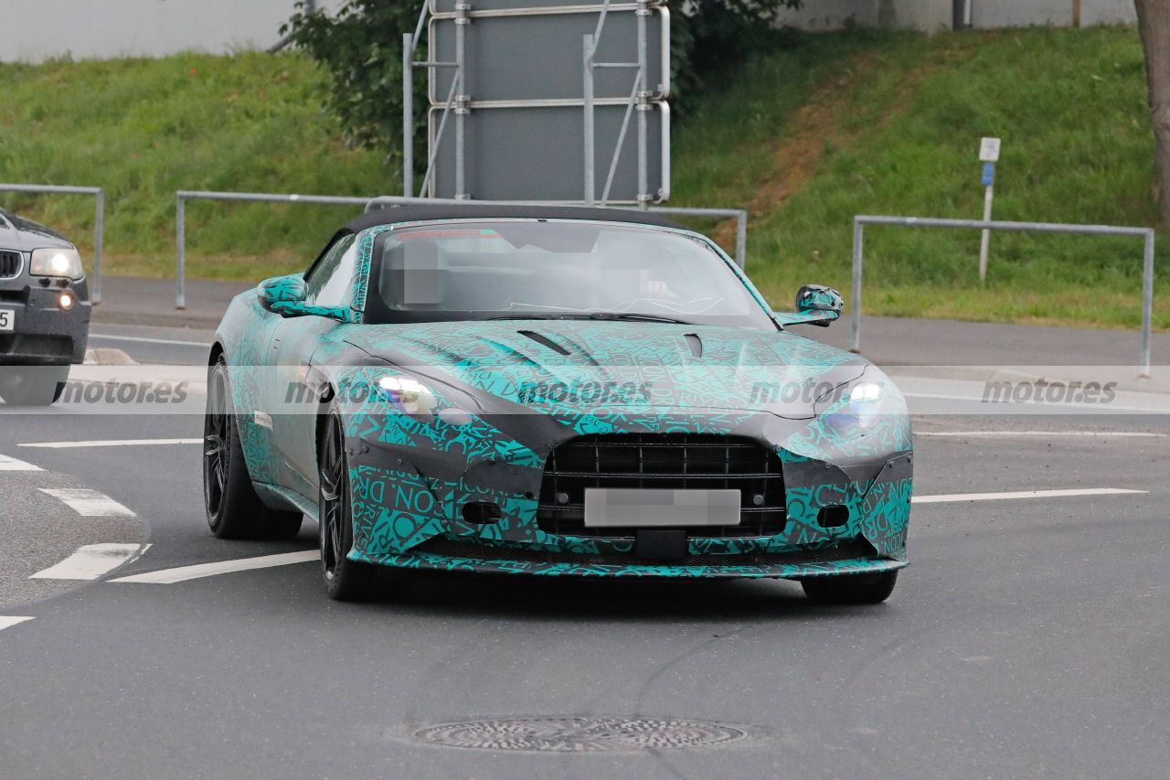 El nuevo Aston Martin DB12 Volante 2025 posa por primera vez en fotos espía cerca de Nürburgring