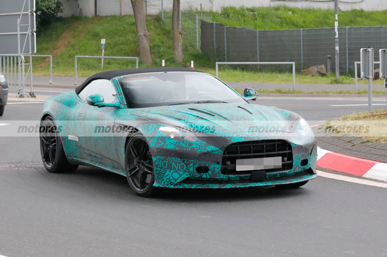 El nuevo Aston Martin DB12 Volante 2025 posa por primera vez en fotos espía cerca de Nürburgring