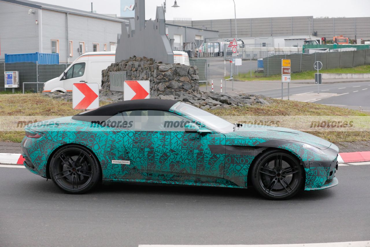 El nuevo Aston Martin DB12 Volante 2025 posa por primera vez en fotos espía cerca de Nürburgring
