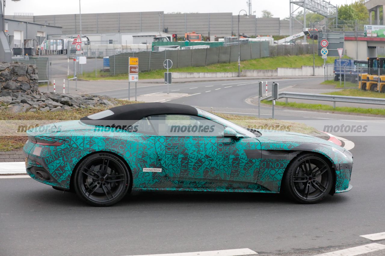 El nuevo Aston Martin DB12 Volante 2025 posa por primera vez en fotos espía cerca de Nürburgring