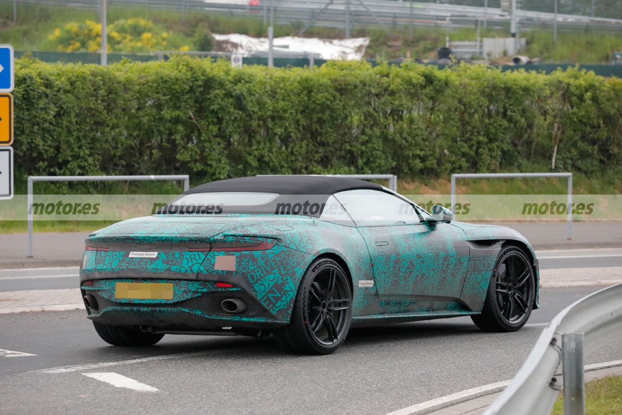 El nuevo Aston Martin DB12 Volante 2025 posa por primera vez en fotos espía cerca de Nürburgring