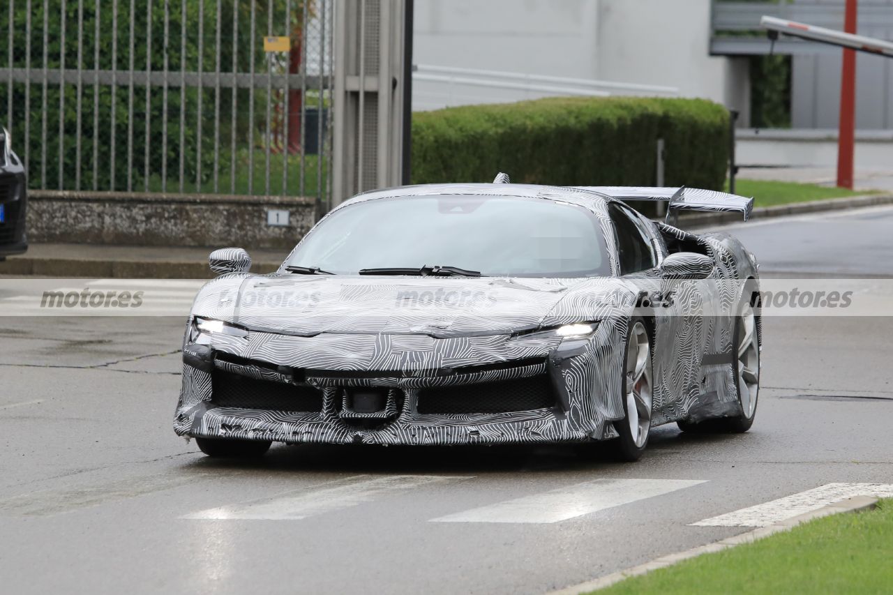 El salvaje Ferrari SF90 LM reaparece más destapado en Maranello, una ...