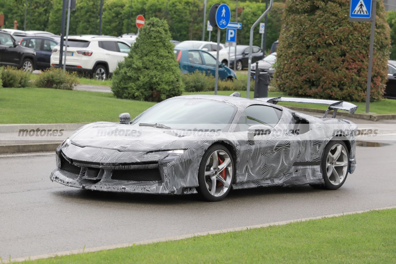 El salvaje Ferrari SF90 LM reaparece más destapado en Maranello, una ...