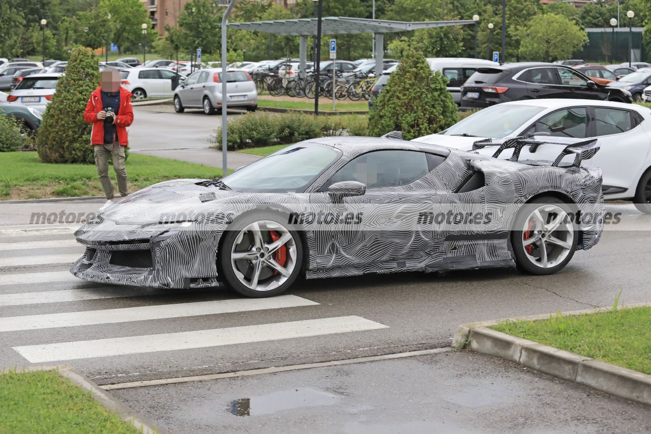 El salvaje Ferrari SF90 LM reaparece más destapado en Maranello, una ...