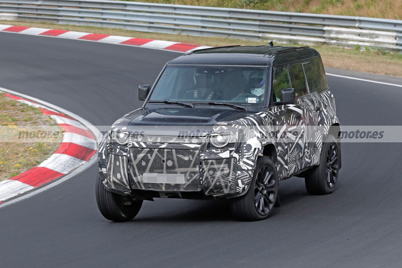 El nuevo Land Rover Defender SVX demuestra sus explosivas prestaciones ...