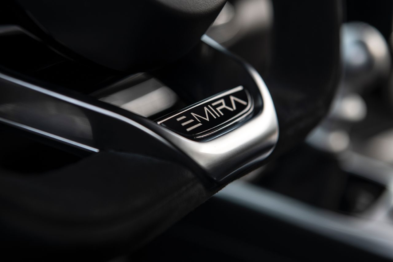 El Lotus Emira estrena la esperada versión base de 360 CV con motor AMG, tras más de año y medio ...