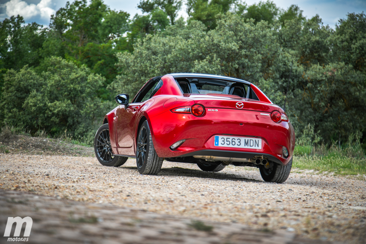 Prueba Mazda MX-5 RF 2023, más tecnológico pero igual de enamoradizo