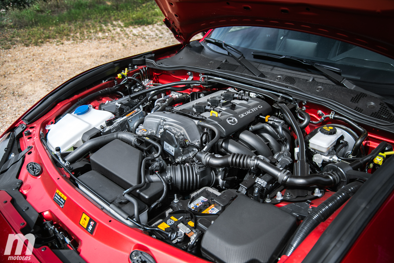 Prueba Mazda MX-5 RF 2023, más tecnológico pero igual de enamoradizo