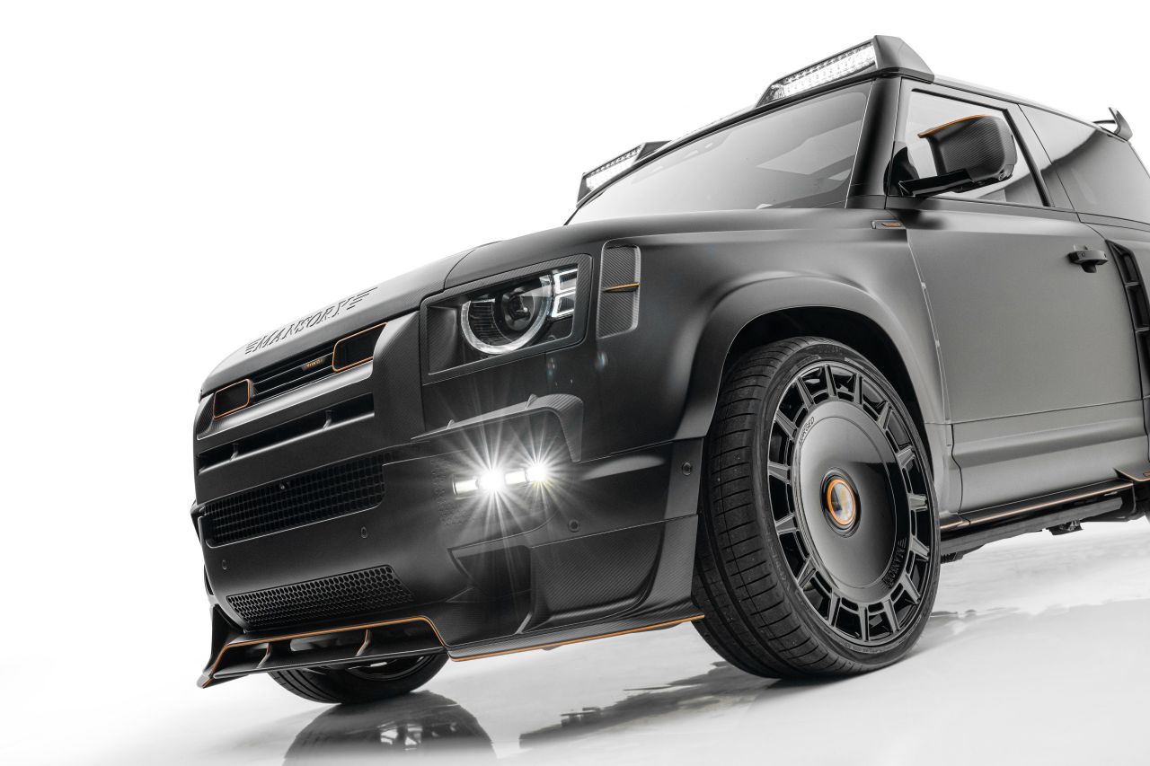 Este Land Rover Defender Black Edition no lo verás en el catálogo de la ...