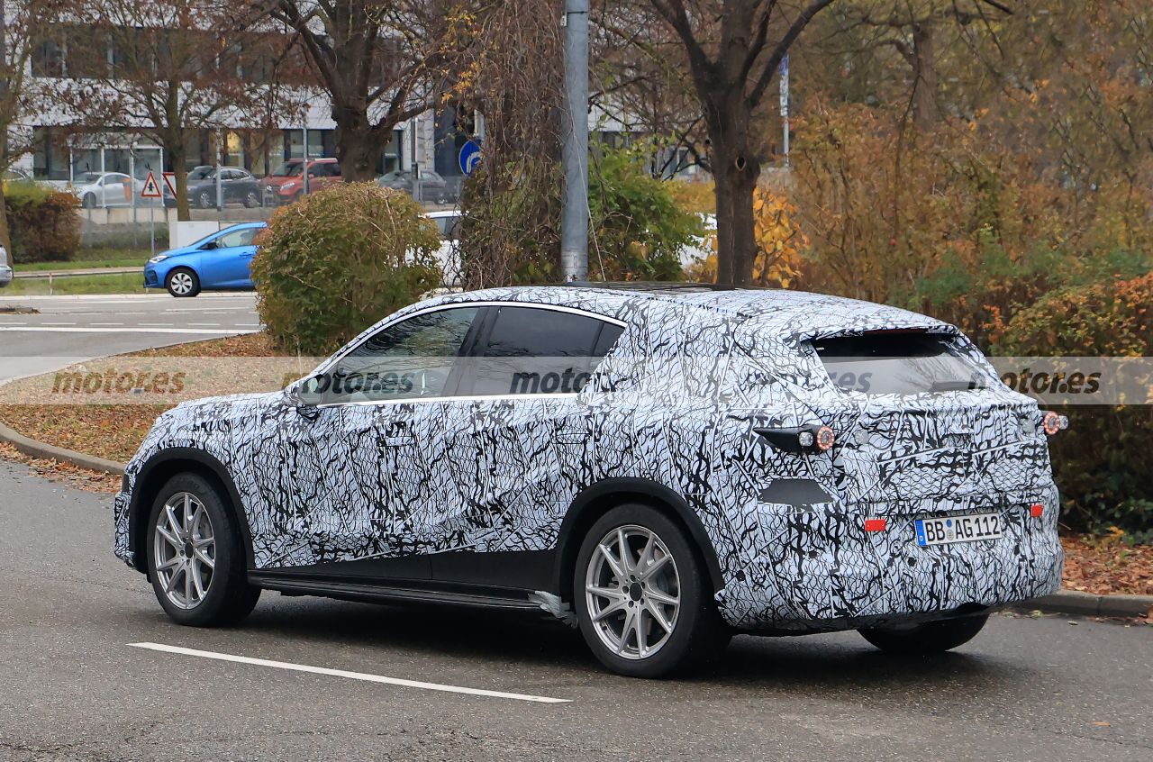 El nuevo Mercedes GLA reaparece en pruebas, el sucesor del EQA será el ...