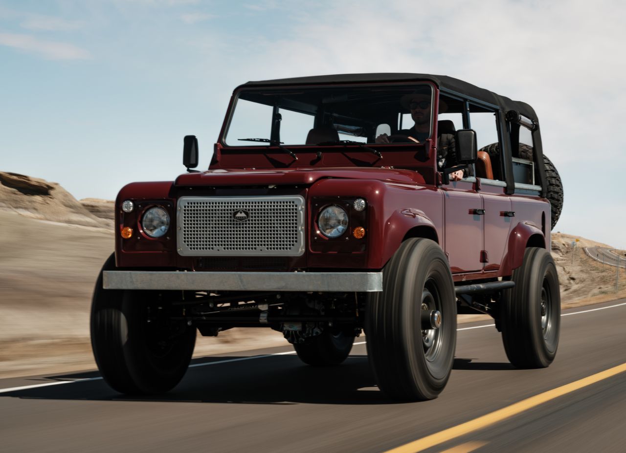 El tributo perfecto al original Land Rover Defender es este restomod ...